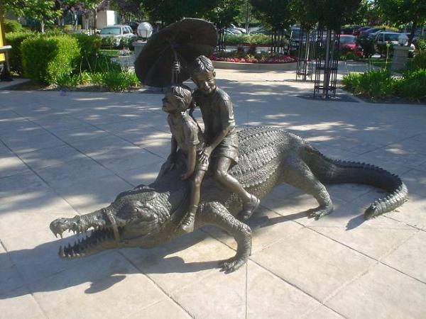If not for this statue, I would have never known that alligators make ...